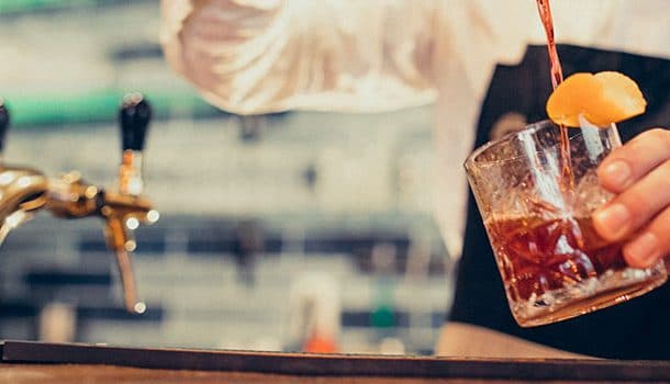 ¿Qué es un barman? Diferencias entre barman, bartender y mixólogo